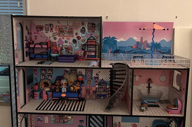 LOL Dockhus komplett med hiss, pool och dockor! säljes i Göteborgs stad ...