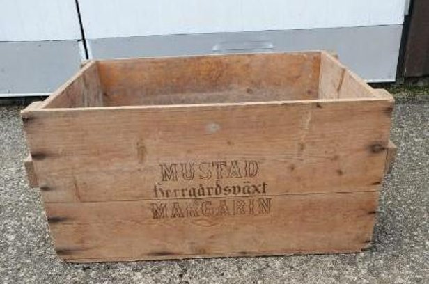 Äldre vintage större trälåda med texten MUSTAD MARGARIN. säljes i ...